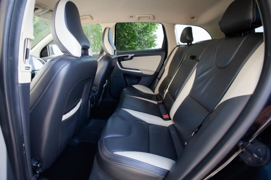 Black Volvo XC60 2011 in Riga, with an engine capacity of 2.40 L and mileage of 245 thousand km for 9790 €, photo 9 on AUTOMOTO.COM.LV
