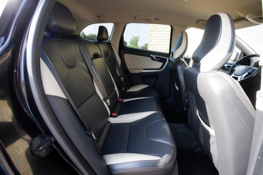 Black Volvo XC60 2011 in Riga, with an engine capacity of 2.40 L and mileage of 245 thousand km for 9790 €, photo 10 on AUTOMOTO.COM.LV