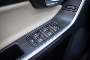 Black Volvo XC60 2011 in Riga, with an engine capacity of 2.40 L and mileage of 245 thousand km for 9790 €, photo 12 on AUTOMOTO.COM.LV