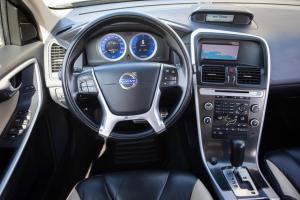 Black Volvo XC60 2011 in Riga, with an engine capacity of 2.40 L and mileage of 245 thousand km for 9790 €, photo 14 on AUTOMOTO.COM.LV