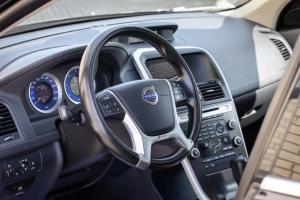 Black Volvo XC60 2011 in Riga, with an engine capacity of 2.40 L and mileage of 245 thousand km for 9790 €, photo 18 on AUTOMOTO.COM.LV
