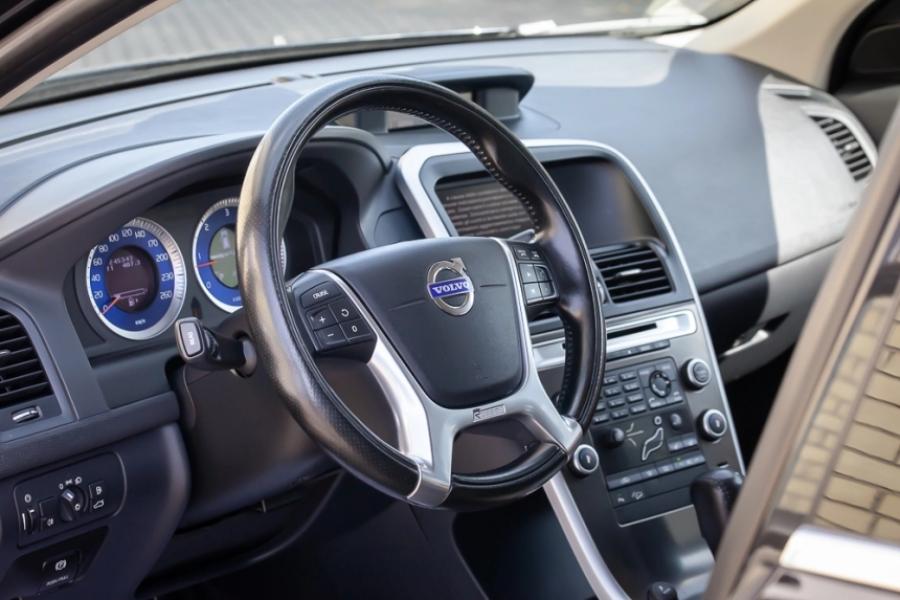 Black Volvo XC60 2011 in Riga, with an engine capacity of 2.40 L and mileage of 245 thousand km for 9790 €, photo 18 on AUTOMOTO.COM.LV