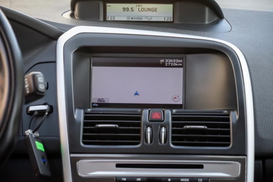 Black Volvo XC60 2011 in Riga, with an engine capacity of 2.40 L and mileage of 245 thousand km for 9790 €, photo 21 on AUTOMOTO.COM.LV