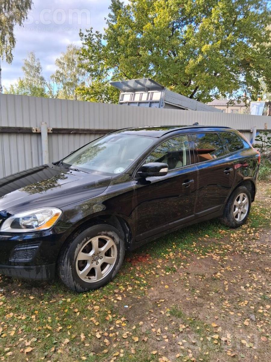 Black Volvo XC60 2011 in Rezekne, with an engine capacity of 2.00 L and mileage of 337 thousand km for 5900 €, photo 3 on AUTOMOTO.COM.LV