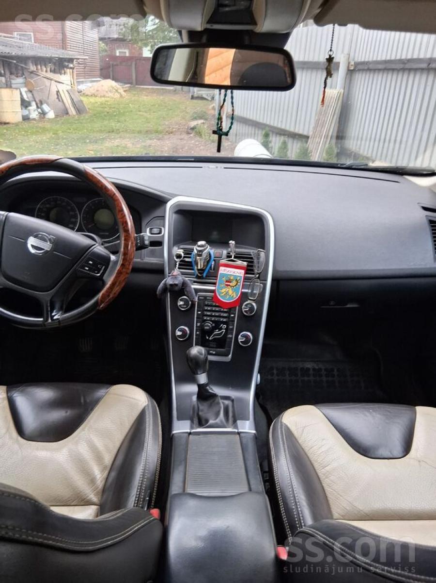 Black Volvo XC60 2011 in Rezekne, with an engine capacity of 2.00 L and mileage of 337 thousand km for 5900 €, photo 6 on AUTOMOTO.COM.LV
