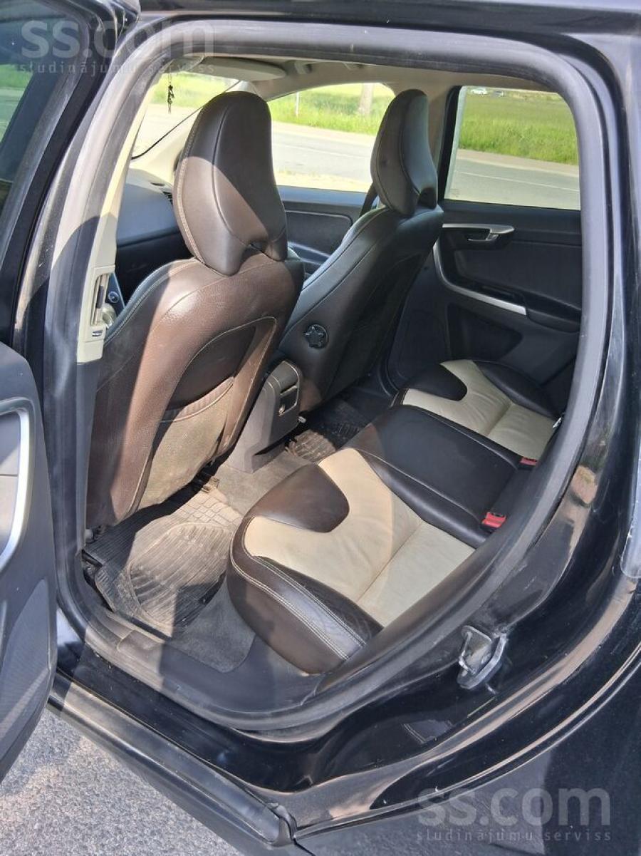 Black Volvo XC60 2011 in Rezekne, with an engine capacity of 2.00 L and mileage of 337 thousand km for 5900 €, photo 8 on AUTOMOTO.COM.LV