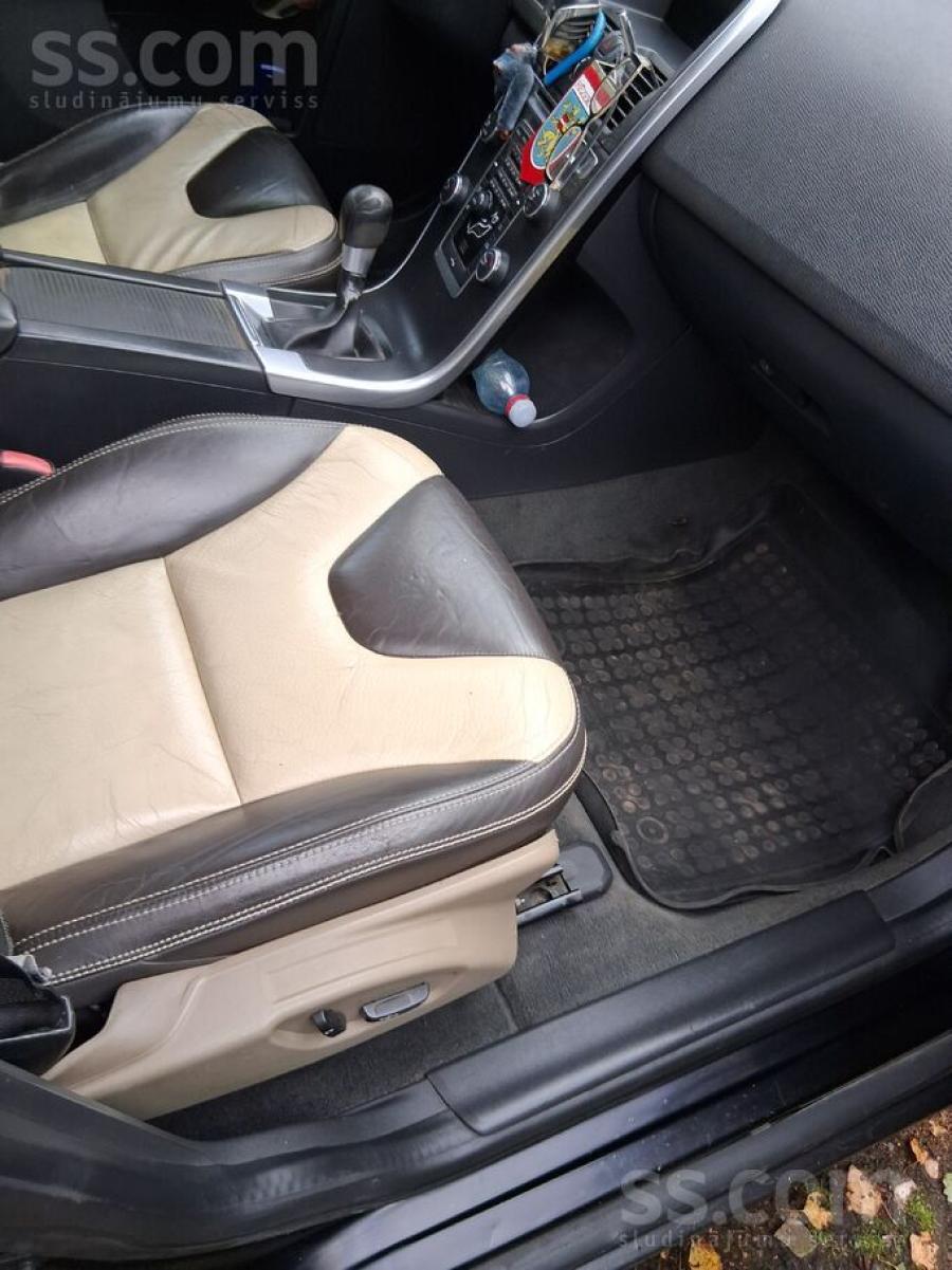 Black Volvo XC60 2011 in Rezekne, with an engine capacity of 2.00 L and mileage of 337 thousand km for 5900 €, photo 9 on AUTOMOTO.COM.LV