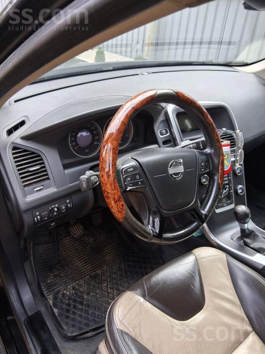 Black Volvo XC60 2011 in Rezekne, with an engine capacity of 2.00 L and mileage of 337 thousand km for 5900 €, photo 12 on AUTOMOTO.COM.LV