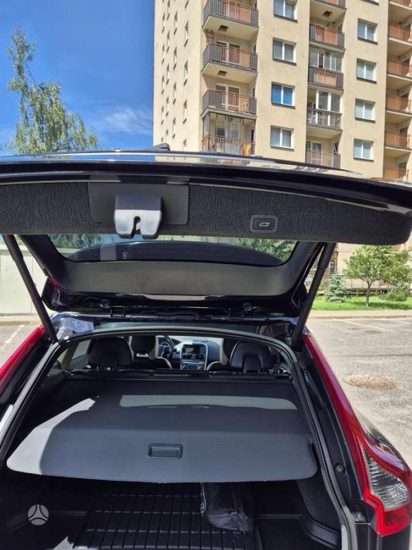 Black Volvo XC60 2011 in Vilnius, with an engine capacity of 2.40 L and mileage of 290 thousand km for 10000 €, photo 6 on AUTOMOTO.COM.LV