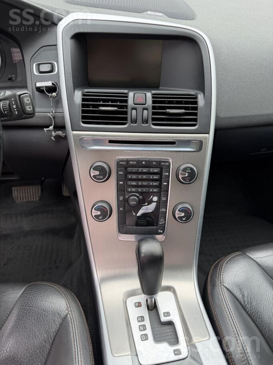 Melns Volvo XC60 2011 Rīga, ar dzinēja tilpumu 2.40 L un nobraukumu 226 tūkst. km par 9800 €, foto 8 vietnē AUTOMOTO.COM.LV