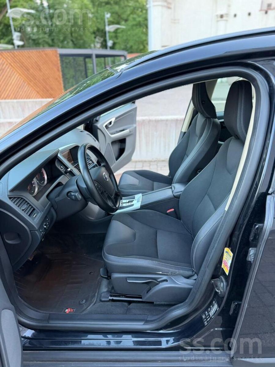 Melns Volvo XC60 2011 Jelgava, ar dzinēja tilpumu 2.00 L un nobraukumu 384 tūkst. km par 5500 €, foto 9 vietnē AUTOMOTO.COM.LV