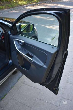 Melns Volvo XC60 2011 Viļņa, ar dzinēja tilpumu 2.40 L un nobraukumu 279 tūkst. km par 12000 €, foto 29 vietnē AUTOMOTO.COM.LV