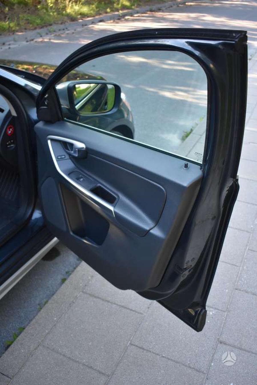 Melns Volvo XC60 2011 Viļņa, ar dzinēja tilpumu 2.40 L un nobraukumu 279 tūkst. km par 12000 €, foto 29 vietnē AUTOMOTO.COM.LV