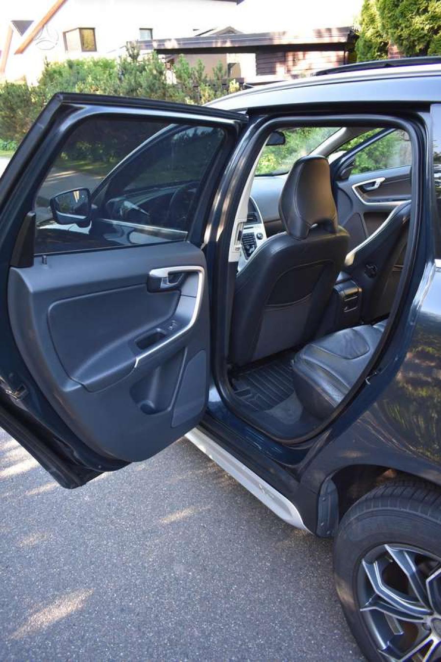 Melns Volvo XC60 2011 Viļņa, ar dzinēja tilpumu 2.40 L un nobraukumu 279 tūkst. km par 12000 €, foto 31 vietnē AUTOMOTO.COM.LV