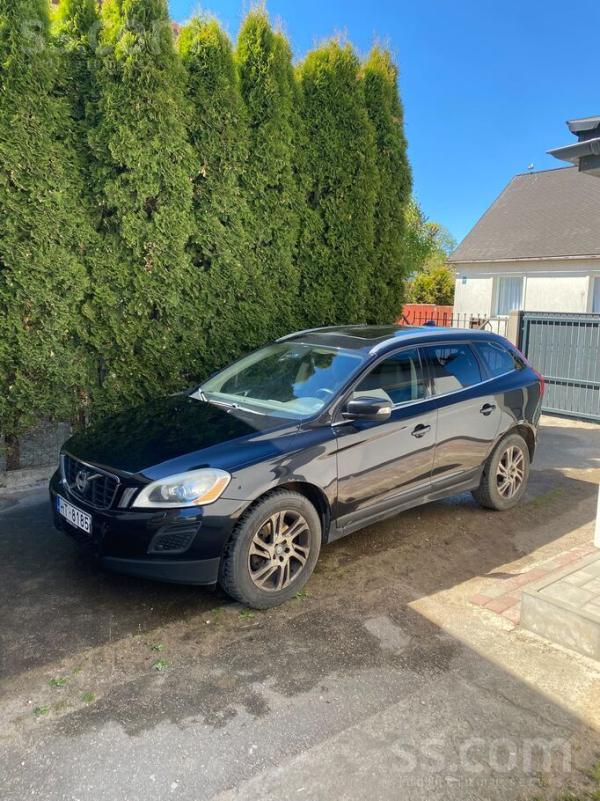 Melns Volvo XC60 2011 Liepāja, ar dzinēja tilpumu 2.40 L un nobraukumu 247 tūkst. km par 7600 €, foto 1 vietnē AUTOMOTO.COM.LV