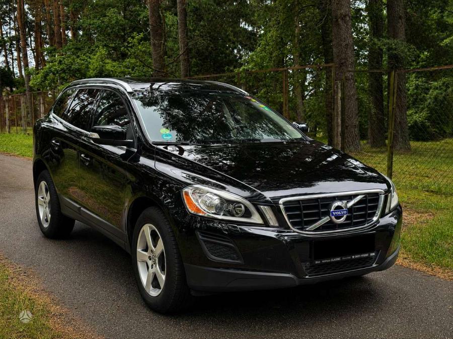Black Volvo XC60 2011 in Vilnius, with an engine capacity of 1.98 L and mileage of 293 thousand km for 8900 €, photo 1 on AUTOMOTO.COM.LV