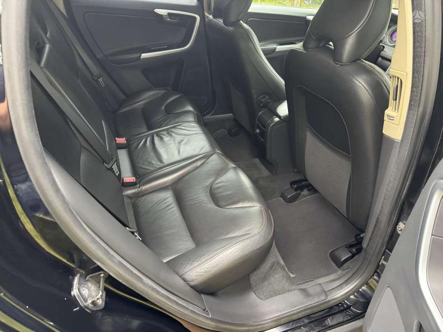 Black Volvo XC60 2011 in Vilnius, with an engine capacity of 1.98 L and mileage of 293 thousand km for 8900 €, photo 13 on AUTOMOTO.COM.LV