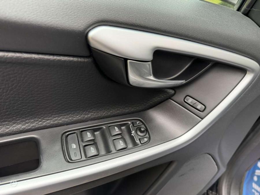Black Volvo XC60 2011 in Vilnius, with an engine capacity of 1.98 L and mileage of 293 thousand km for 8900 €, photo 19 on AUTOMOTO.COM.LV