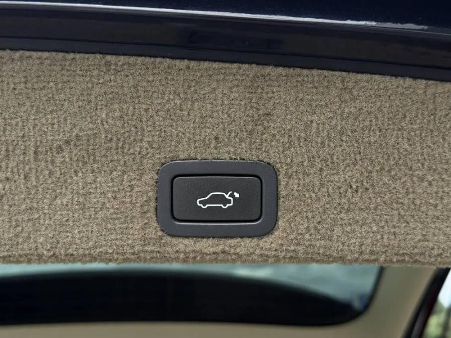 Melns Volvo XC60 2011 Rēzekne, ar dzinēja tilpumu 2.40 L un nobraukumu 267 tūkst. km par 7990 €, foto 26 vietnē AUTOMOTO.COM.LV