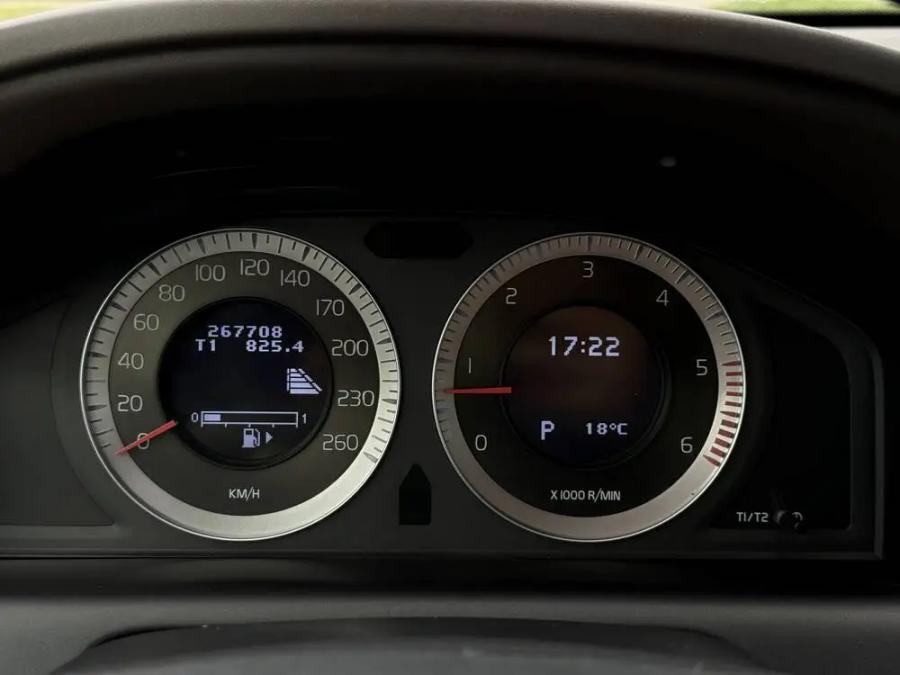 Melns Volvo XC60 2011 Rēzekne, ar dzinēja tilpumu 2.40 L un nobraukumu 267 tūkst. km par 7990 €, foto 30 vietnē AUTOMOTO.COM.LV