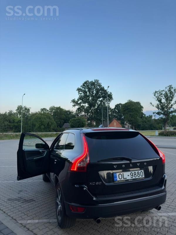 Black Volvo XC60 2011 in Saldus, with an engine capacity of 2.40 L and mileage of 296 thousand km for 9950 €, photo 3 on AUTOMOTO.COM.LV