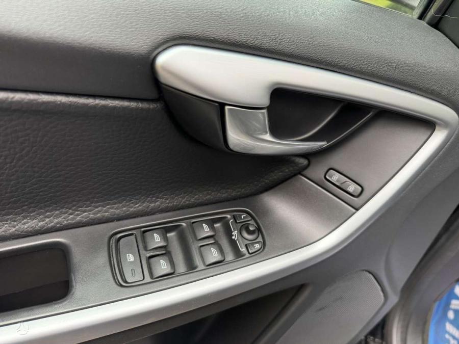 Black Volvo XC60 2011 in Vilnius, with an engine capacity of 1.98 L and mileage of 293 thousand km for 7400 €, photo 17 on AUTOMOTO.COM.LV