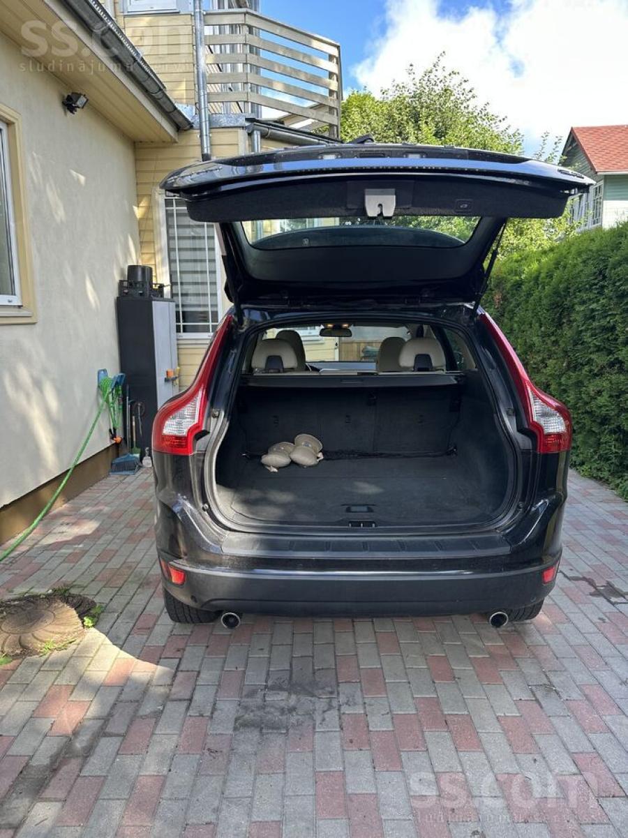 Black Volvo XC60 2011 in Jurmala, with an engine capacity of 2.40 L and mileage of 237 thousand km for 6900 €, photo 6 on AUTOMOTO.COM.LV