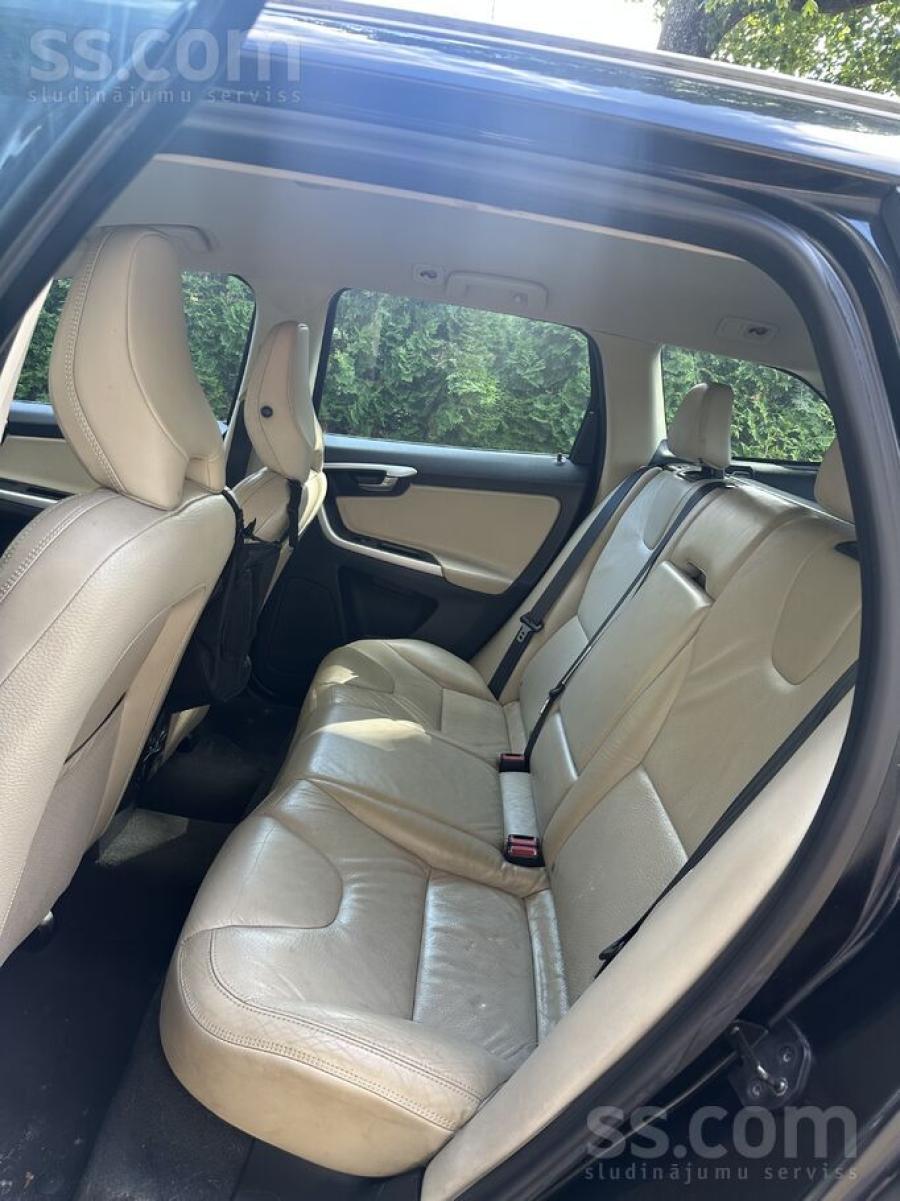 Black Volvo XC60 2011 in Jurmala, with an engine capacity of 2.40 L and mileage of 237 thousand km for 6900 €, photo 7 on AUTOMOTO.COM.LV