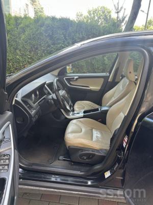 Black Volvo XC60 2011 in Jurmala, with an engine capacity of 2.40 L and mileage of 237 thousand km for 6900 €, photo 8 on AUTOMOTO.COM.LV