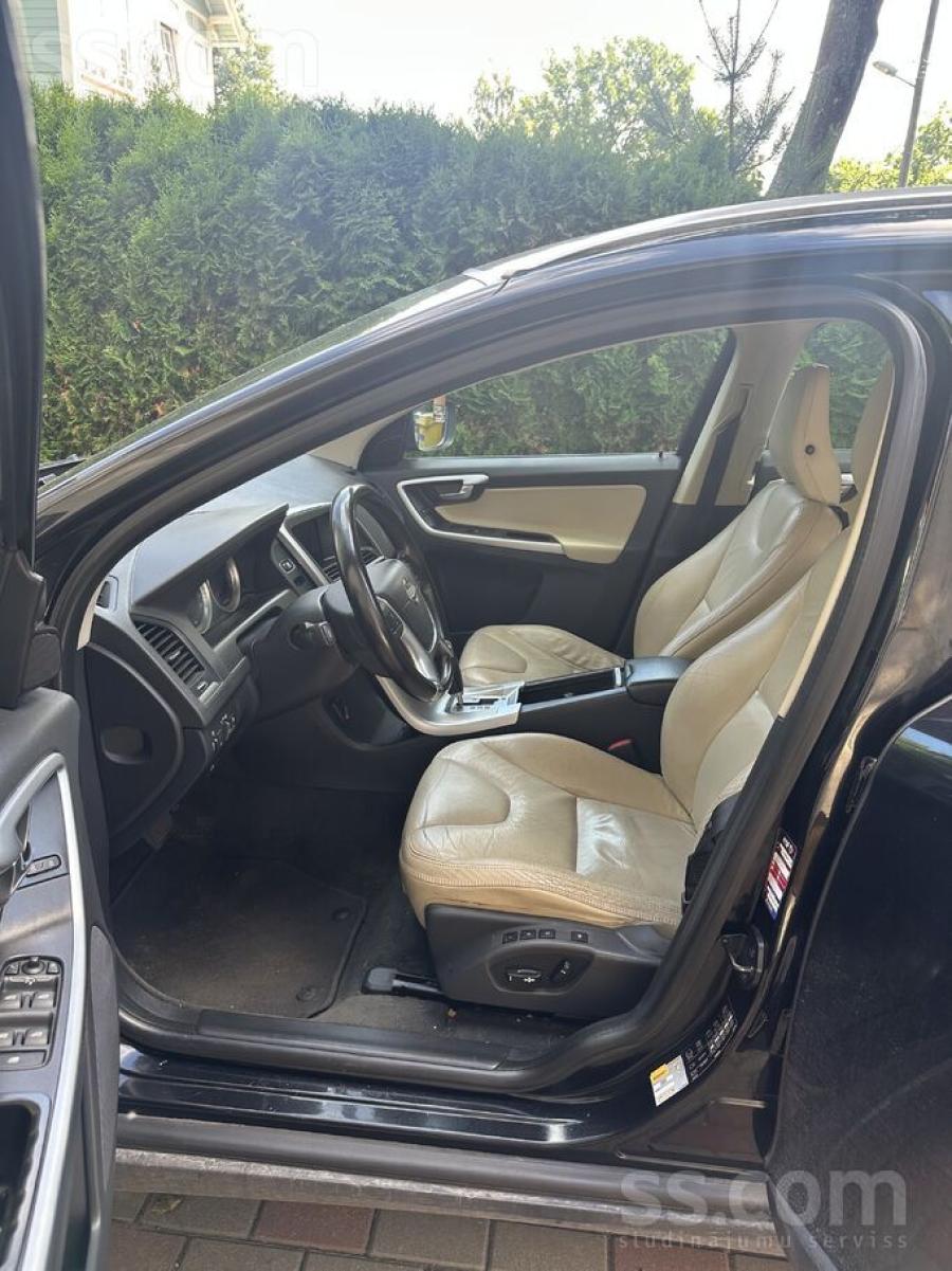 Black Volvo XC60 2011 in Jurmala, with an engine capacity of 2.40 L and mileage of 237 thousand km for 6900 €, photo 8 on AUTOMOTO.COM.LV