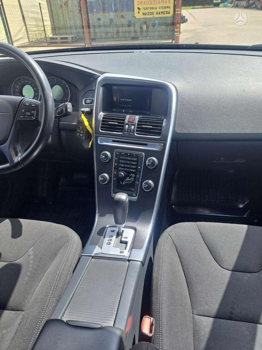Black Volvo XC60 2011 in Klaipeda, with an engine capacity of 2.00 L and mileage of 276 thousand km for 8250 €, photo 4 on AUTOMOTO.COM.LV
