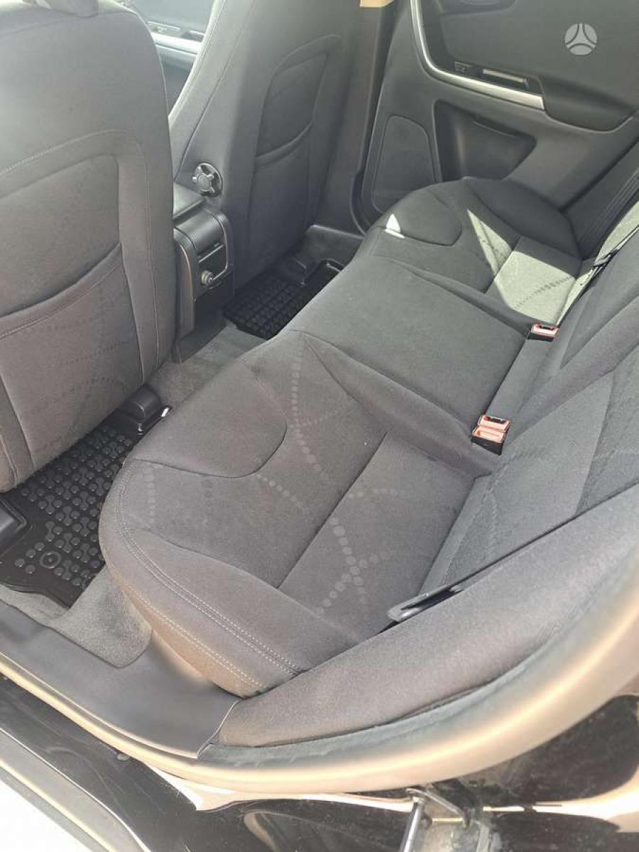 Black Volvo XC60 2011 in Klaipeda, with an engine capacity of 2.00 L and mileage of 276 thousand km for 8250 €, photo 6 on AUTOMOTO.COM.LV