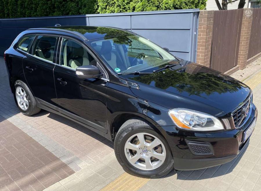 Black Volvo XC60 2011 in Marijampole, with an engine capacity of 2.40 L and mileage of 279 thousand km for 9999 €, photo 7 on AUTOMOTO.COM.LV