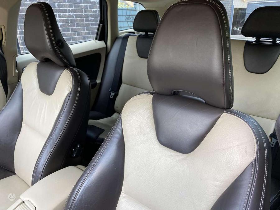 Black Volvo XC60 2011 in Marijampole, with an engine capacity of 2.40 L and mileage of 279 thousand km for 9999 €, photo 22 on AUTOMOTO.COM.LV