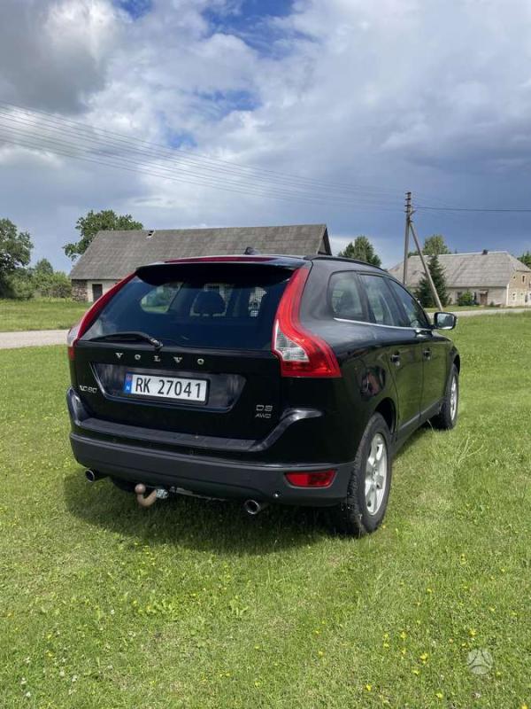 Black Volvo XC60 2011 in Pakruojis, with an engine capacity of 2.40 L and mileage of 271 thousand km for 5600 €, photo 6 on AUTOMOTO.COM.LV