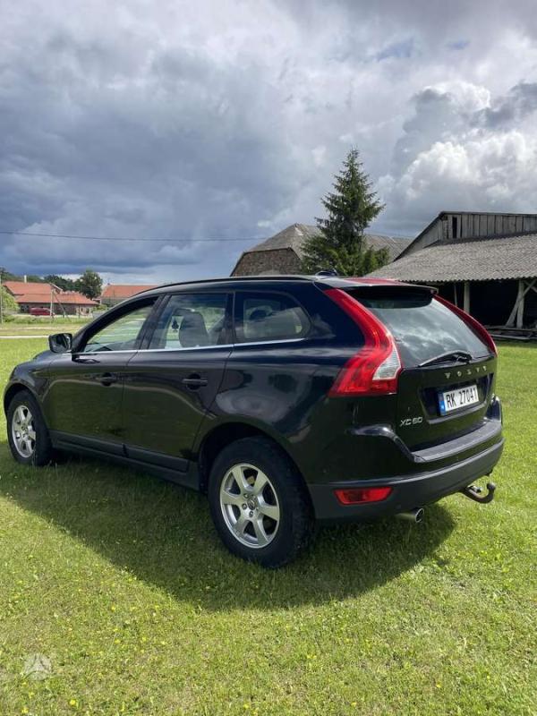 Black Volvo XC60 2011 in Pakruojis, with an engine capacity of 2.40 L and mileage of 271 thousand km for 5600 €, photo 7 on AUTOMOTO.COM.LV