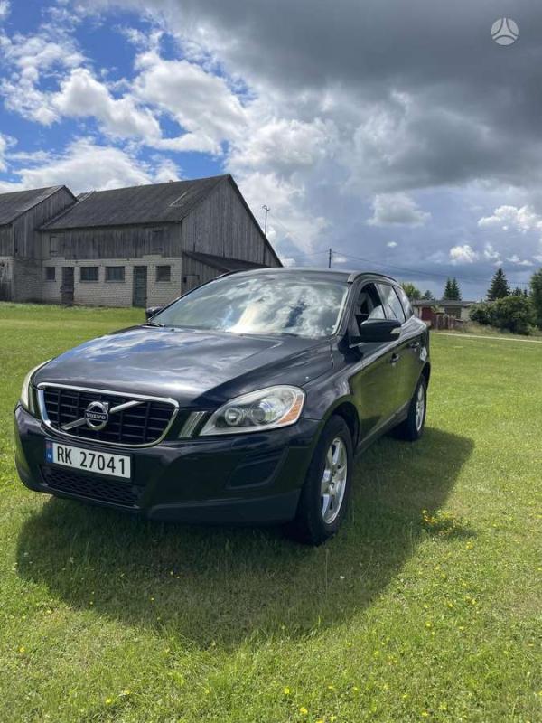 Black Volvo XC60 2011 in Pakruojis, with an engine capacity of 2.40 L and mileage of 271 thousand km for 5600 €, photo 8 on AUTOMOTO.COM.LV