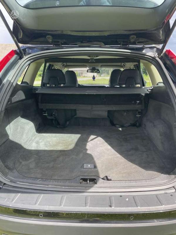 Black Volvo XC60 2011 in Pakruojis, with an engine capacity of 2.40 L and mileage of 271 thousand km for 5600 €, photo 9 on AUTOMOTO.COM.LV