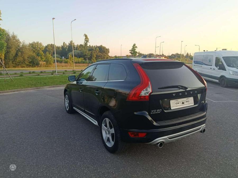 Black Volvo XC60 2011 in Ukmerge, with an engine capacity of 2.00 L and mileage of 281 thousand km for 6100 €, photo 5 on AUTOMOTO.COM.LV