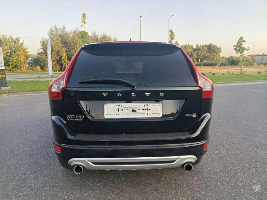 Black Volvo XC60 2011 in Ukmerge, with an engine capacity of 2.00 L and mileage of 281 thousand km for 6100 €, photo 6 on AUTOMOTO.COM.LV
