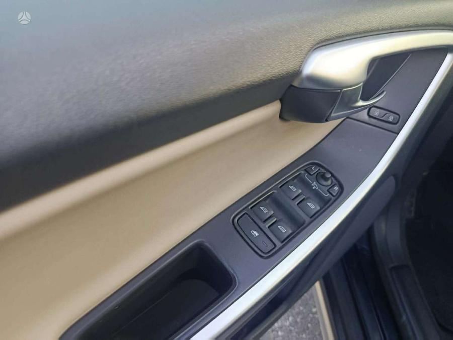 Black Volvo XC60 2011 in Ukmerge, with an engine capacity of 2.00 L and mileage of 281 thousand km for 6100 €, photo 11 on AUTOMOTO.COM.LV