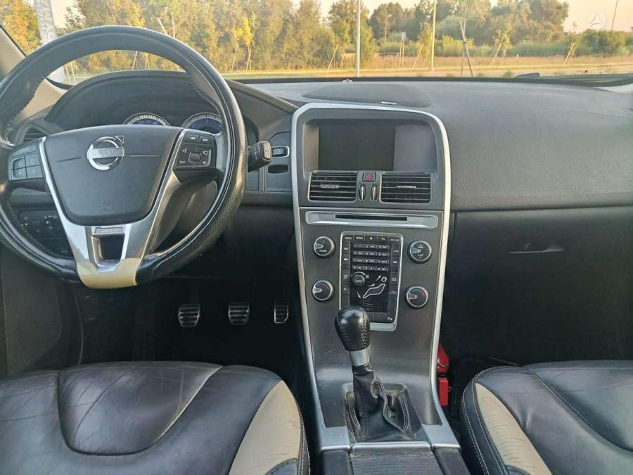 Black Volvo XC60 2011 in Ukmerge, with an engine capacity of 2.00 L and mileage of 281 thousand km for 6100 €, photo 13 on AUTOMOTO.COM.LV