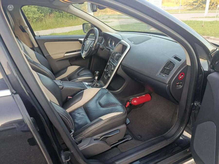 Black Volvo XC60 2011 in Ukmerge, with an engine capacity of 2.00 L and mileage of 281 thousand km for 6100 €, photo 16 on AUTOMOTO.COM.LV