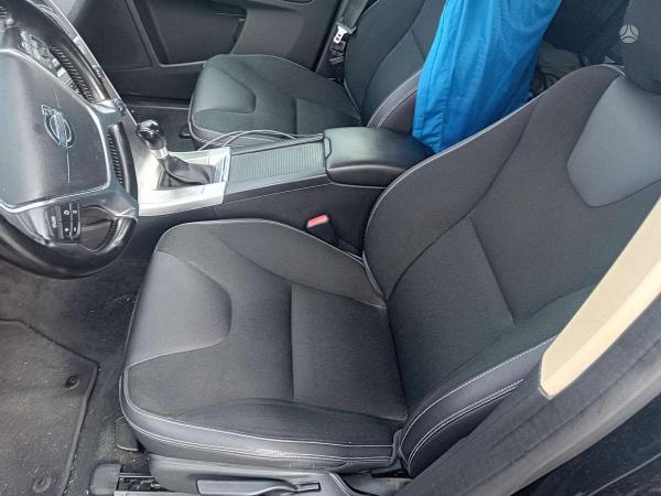 Melns Volvo XC60 2011 Tauragė, ar dzinēja tilpumu 2.00 L un nobraukumu 278 tūkst. km par 6900 €, foto 8 vietnē AUTOMOTO.COM.LV