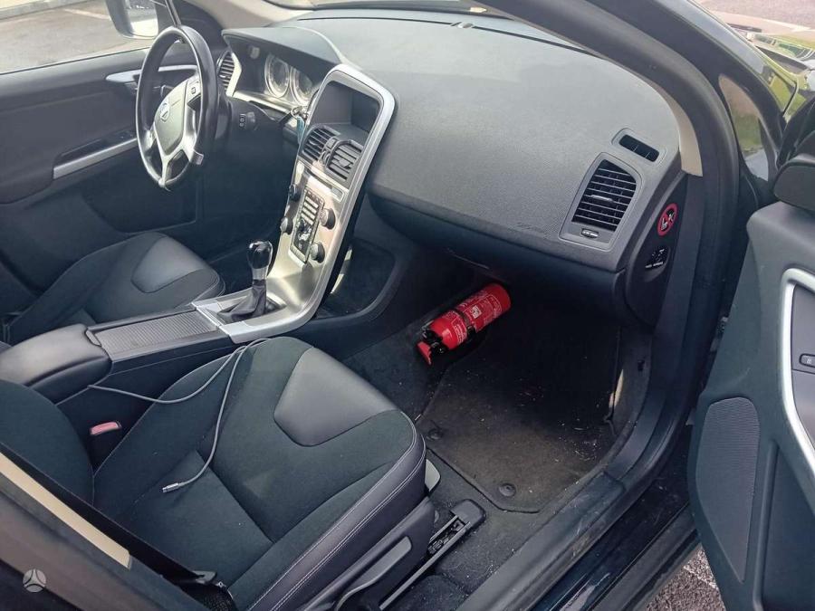 Black Volvo XC60 2011 in Taurage, with an engine capacity of 2.00 L and mileage of 278 thousand km for 6900 €, photo 10 on AUTOMOTO.COM.LV
