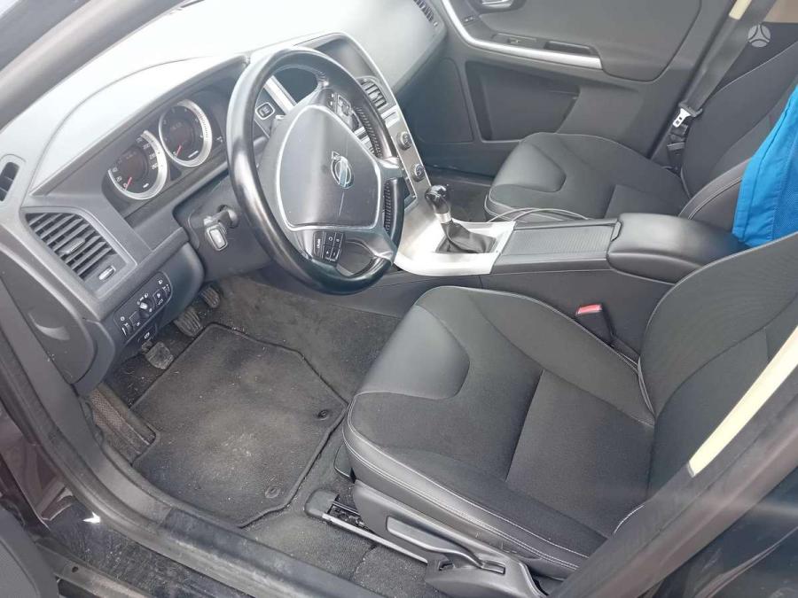 Black Volvo XC60 2011 in Taurage, with an engine capacity of 2.00 L and mileage of 278 thousand km for 6900 €, photo 11 on AUTOMOTO.COM.LV