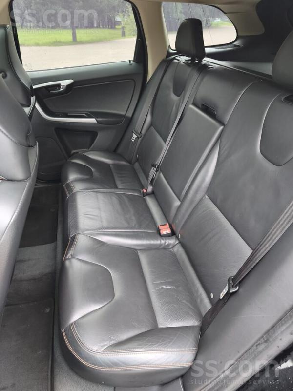 Black Volvo XC60 2011 in Riga, with an engine capacity of 2.40 L and mileage of 376 thousand km for 8700 €, photo 10 on AUTOMOTO.COM.LV