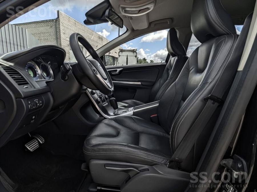Black Volvo XC60 2011 in Tukums, with an engine capacity of 2.00 L and mileage of 314 thousand km for 7490 €, photo 7 on AUTOMOTO.COM.LV