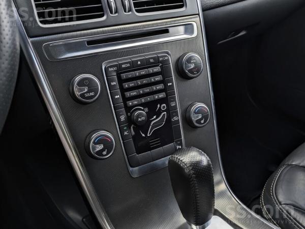 Melns Volvo XC60 2011 Tukums, ar dzinēja tilpumu 2.00 L un nobraukumu 314 tūkst. km par 7490 €, foto 9 vietnē AUTOMOTO.COM.LV