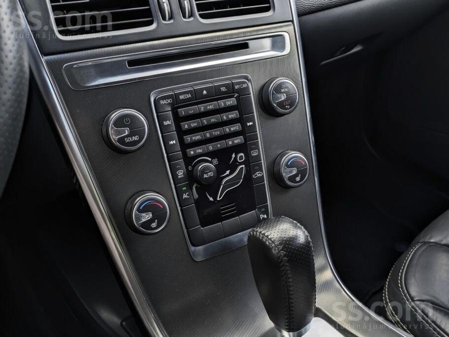 Black Volvo XC60 2011 in Tukums, with an engine capacity of 2.00 L and mileage of 314 thousand km for 7490 €, photo 10 on AUTOMOTO.COM.LV